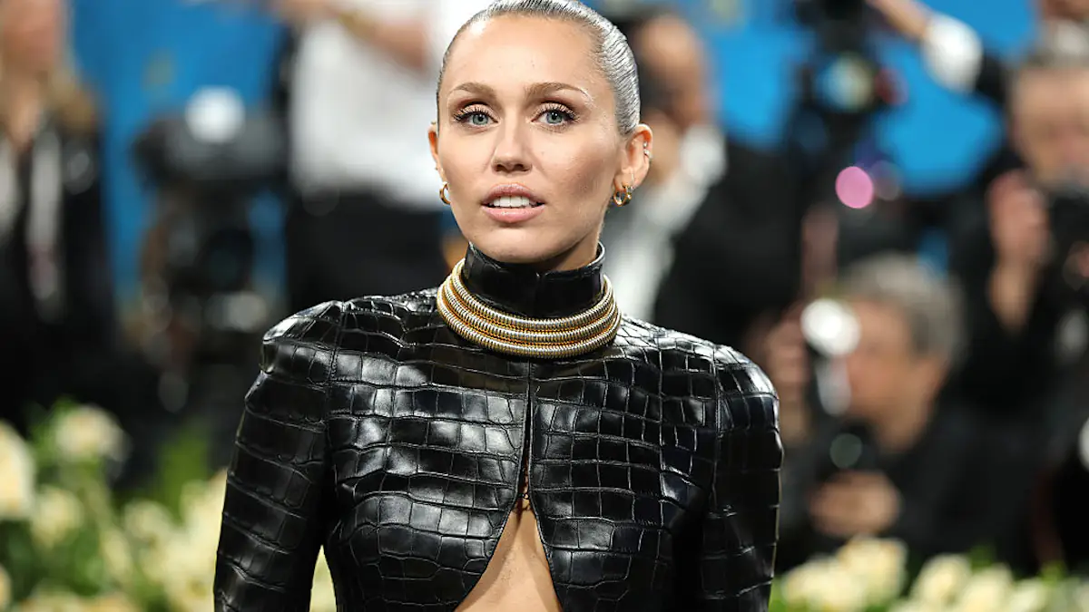 Miley Cyrus fans furious after singer was forced into singing in ...