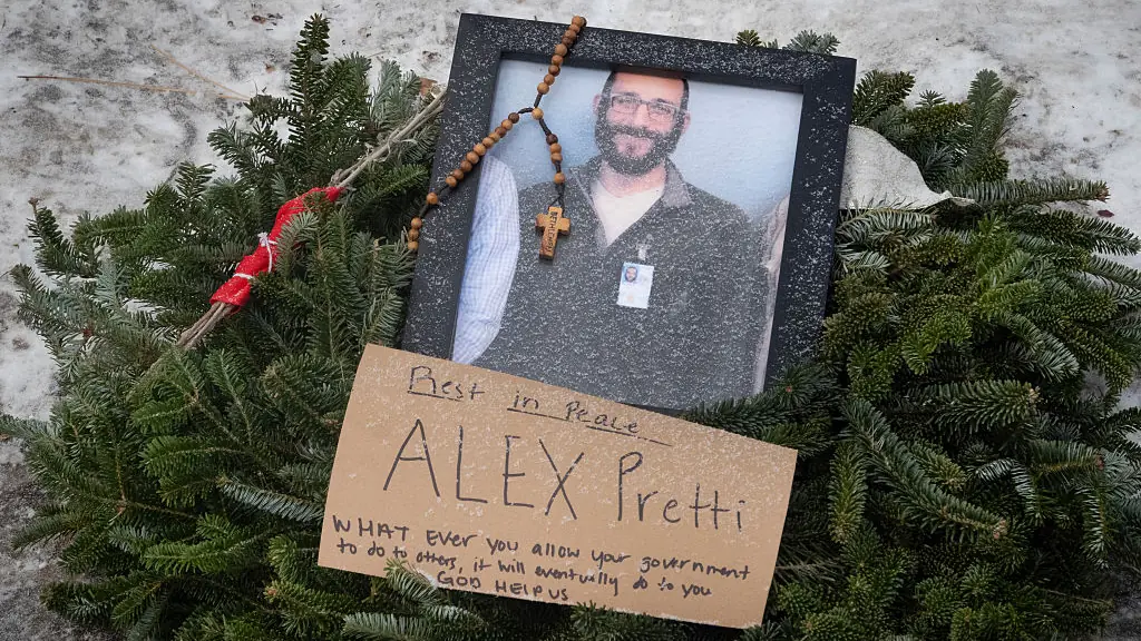 Body language expert reveals chilling three words 'man in jeans ...