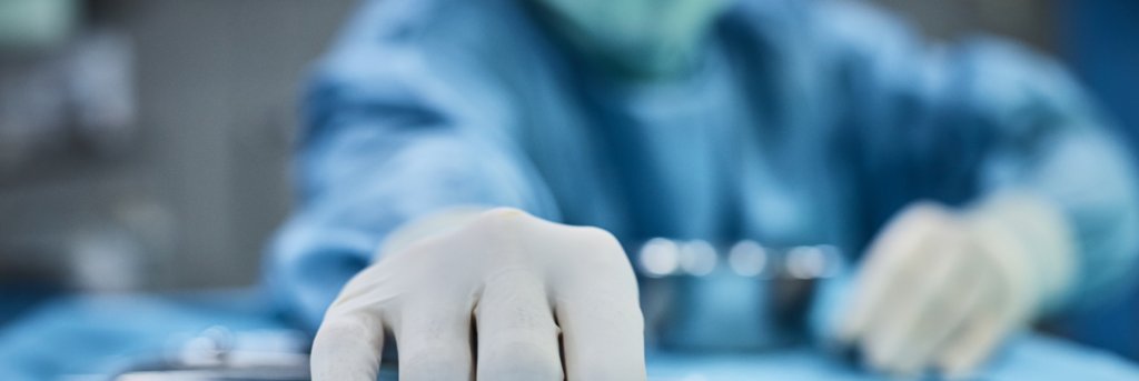 Bizarre moment surgeon performs vasectomy on himself while being fully ...