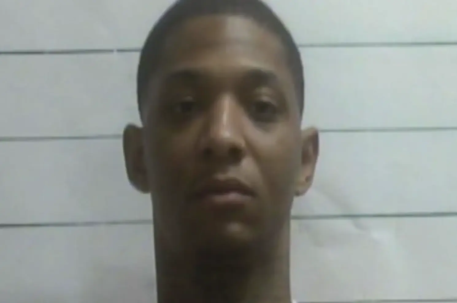 Police share photos of how inmate Derrick Groves escaped prison after ...