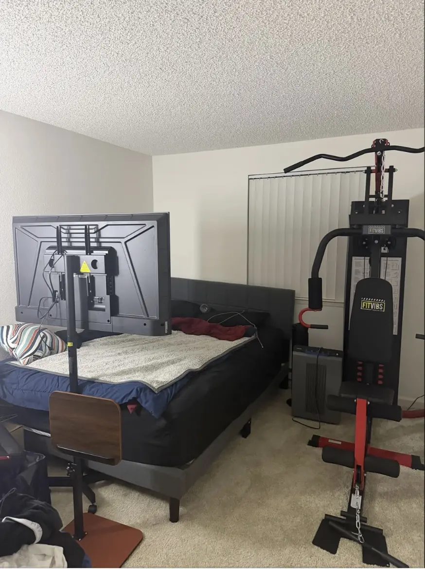 Man's bedroom goes viral after his girlfriend called it an 'instant red ...