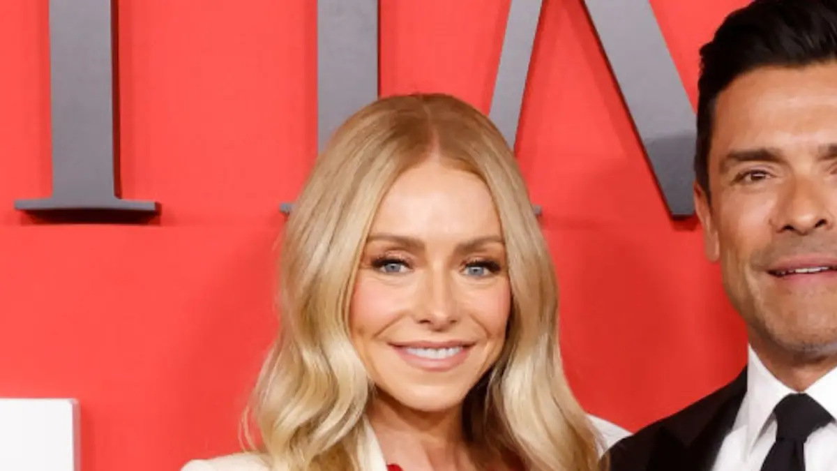 Kelly Ripa breaks down in tears on 'Live' after Mark Consuelos shares ...