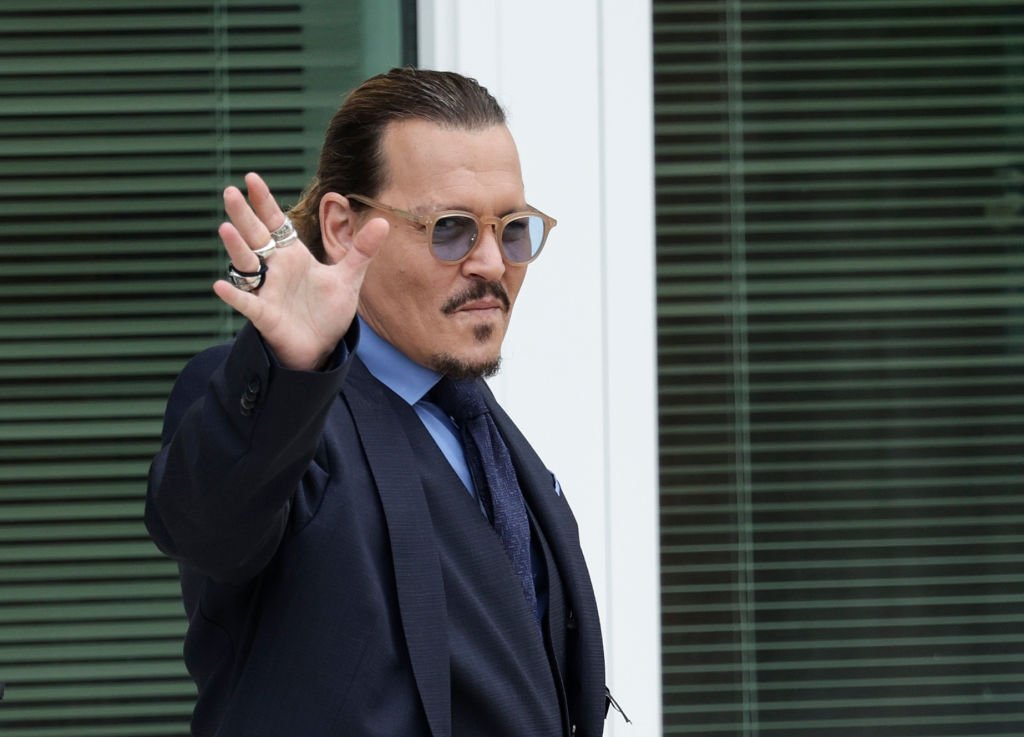 Disturbing Photo Of Poop In Johnny Depp's Bed That Featured In ...