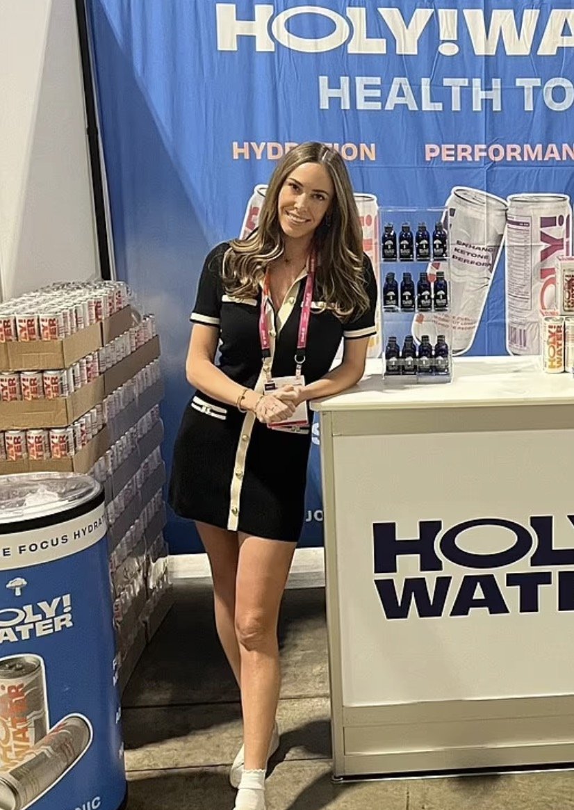 'Inhumane': American Pie actress detained by ICE and 'wrapped in chains ...